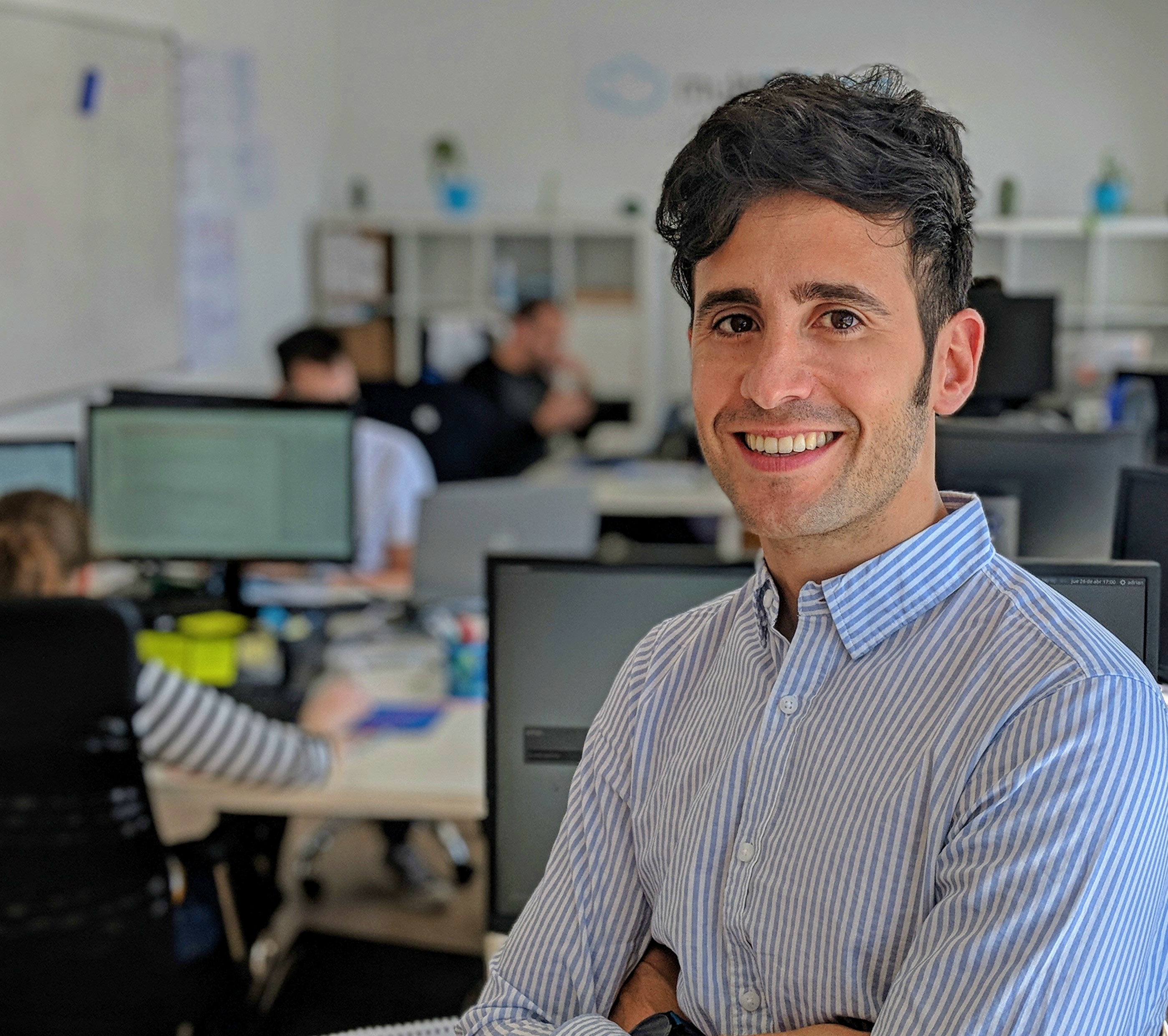 Adrián Miranda - CEO de Multihelpers Multihelpers - Novobrief